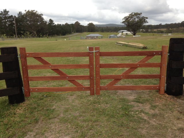 Timber Farm Gates – Wolf Rural